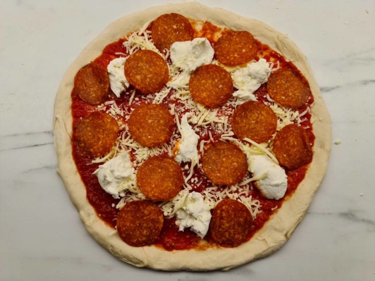 How to Top a Pizza the Right Way - The optimal order of toppings